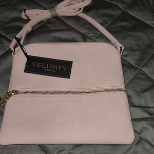DELUXITY LOS ANGELES - Poshmark
